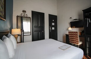 Quarto standard, 1 cama Queen, sacada | Roupas de cama premium, escrivaninha, cortinas blackout