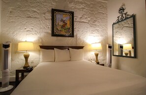 Quarto Standard, 1 cama queen-size, varanda | Roupa de alta qualidade, secretária, cortinas/cortinados opacos 
