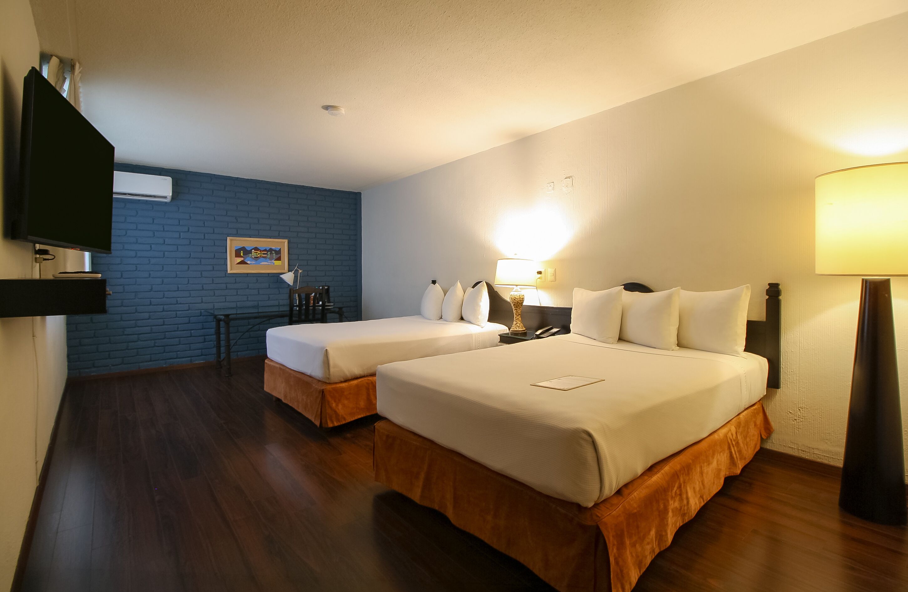 Quarto Duplo Standard, 2 camas de casal | Roupa de alta qualidade, secretária, cortinas/cortinados opacos 