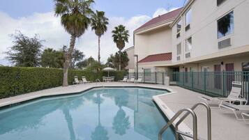 Piscina externa, guarda-sóis, espreguiçadeiras