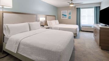 Suíte (2 Queen Beds with Sofa bed) | 1 quarto, roupas de cama premium, escrivaninha, cortinas blackout