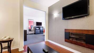 Suite, 1 cama king-size e sofá-cama, não fumadores | Edredões de penas, secretária, cortinas/cortinados opacos