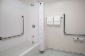 Quarto, 1 cama Queen, acessível, banheira (Mobility) | Banheiro | Produtos de toalete grátis, secador de cabelo, toalhas de banho