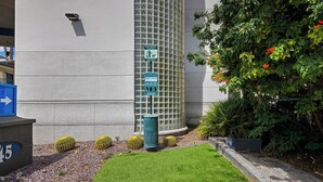 Um edifício com uma estação de recolha de excrementos de cães, uma placa azul e o número '45' numa haste.