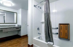 Quarto Básico, 1 cama king-size, acessível | Casa de banho | Uma combinação polibã/banheira, toalhas fornecidas