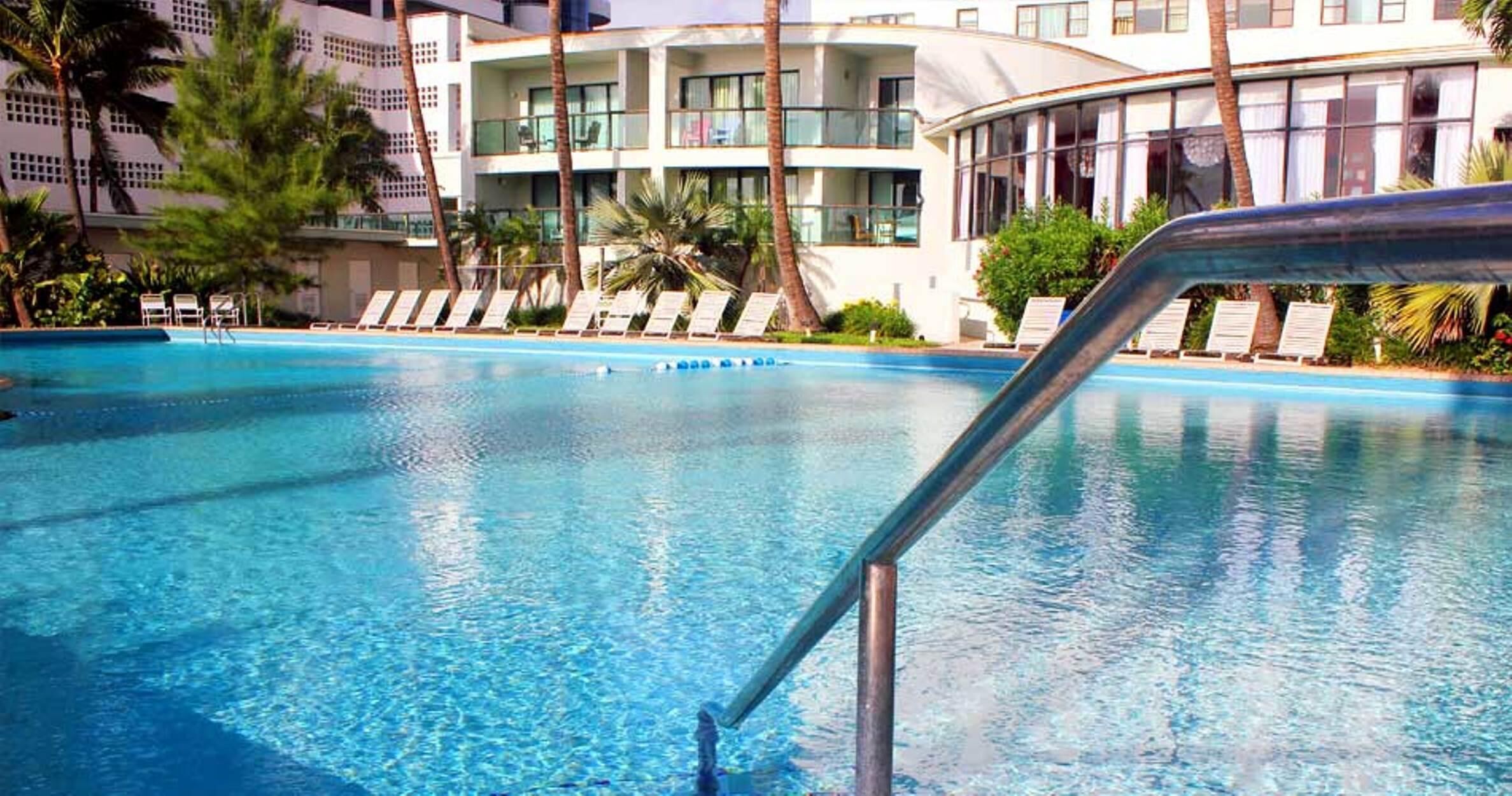 Piscina interna, piscina externa, funciona das 8h às 23h, barracas