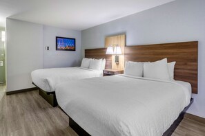 Quarto Standard, 2 camas queen-size, não fumadores, frigorífico e micro-ondas | Secretária, secretária adequada para computadores portáteis 