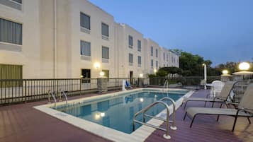 Piscina externa, funciona das 11h às 20h, guarda-sóis, espreguiçadeiras