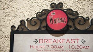 Pequeno-almoço preparado no momento diário mediante uma taxa 