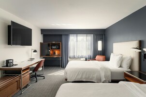 Cofres nos quartos, escrivaninha, cortinas blackout