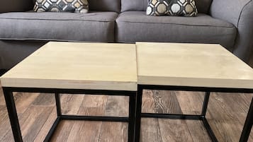 Quarto Deluxe, 1 cama queen-size, não fumadores, no rés do chão | Sala de estar | Televisor de ecrã plano de 42 polegadas com canais via satélite