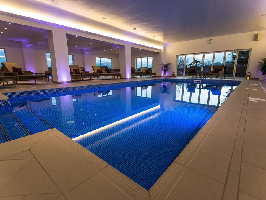 Piscina interior, espreguiçadeiras