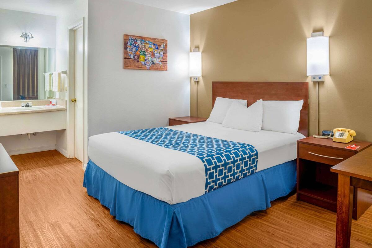 Quarto standard, 1 cama Queen, para não fumantes | Wi-Fi de cortesia, roupa de cama