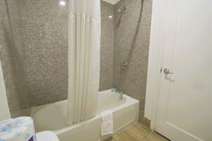 Minibar, cofre no quarto, secretária, ferro/tábua de engomar