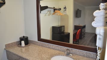 Uma combinação polibã/banheira, toalhas fornecidas