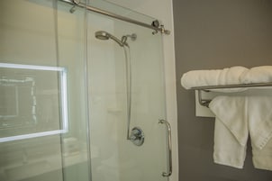 Quarto standard, 2 camas Queen, sacada | Banheiro | Produtos de toalete biodegradáveis, secador de cabelo, toalhas de banho