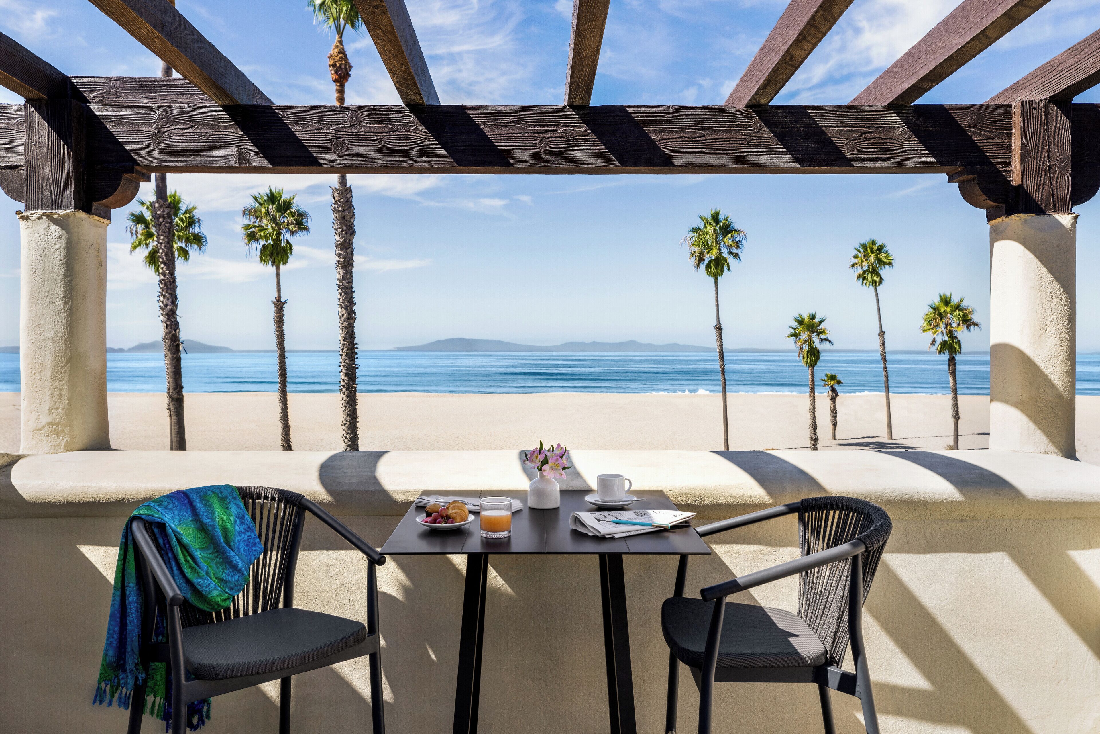 Quarto, 2 camas queen-size, vista para o oceano | Cofre no quarto, secretária adequada para computadores portáteis 