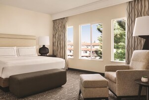 Suite Presidencial, várias camas, vista para a piscina | Cofre no quarto, secretária adequada para computadores portáteis 