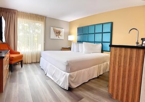 Quarto clássico, 1 cama King (Wet Bar) | Roupas de cama antialérgicas, camas com colchões pillow-top