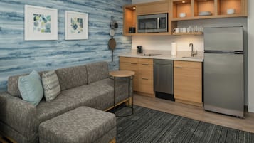 Suite-Estúdio, 1 cama king-size e sofá-cama, vista para o lago | Cozinha privada | Um frigorífico, um micro-ondas, uma máquina de lavar louça