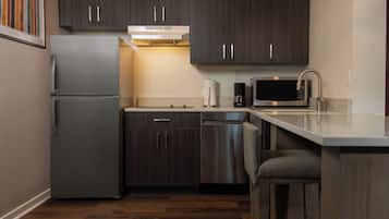 Um frigorífico/congelador grande, um micro-ondas, um forno