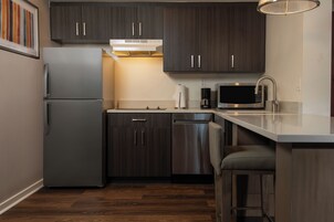 Um frigorífico/congelador grande, um micro-ondas, um forno 