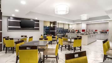 Café da manhã com buffet grátis todos os dias