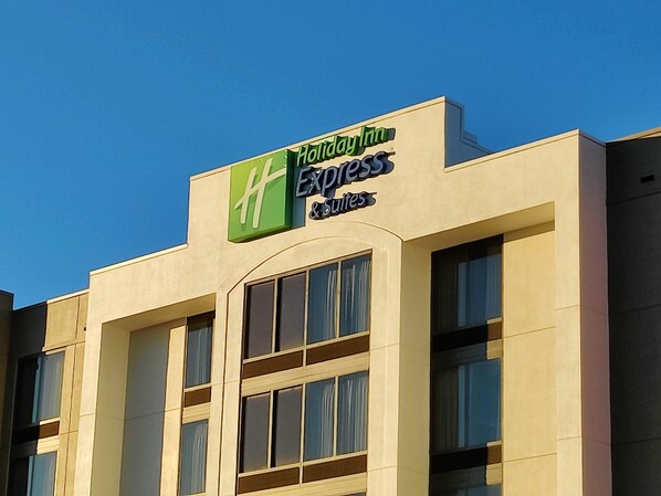Book Holiday Inn Express Hotel & Suites DFW Airport South, an IHG Hotel ...
