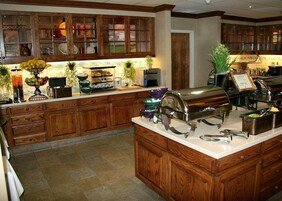 Café da manhã com buffet grátis todos os dias