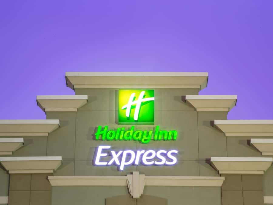 Placa do Holiday Inn Express com logotipo verde e branco.