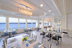 Pequenos-almoços, almoços, jantares servidos, cozinha americana 