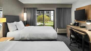 Secretária, ferro/tábua de engomar, berços/camas para crianças grátis