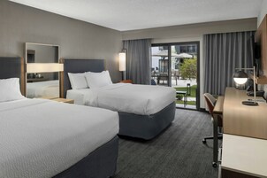 Secretária, ferro/tábua de engomar, berços/camas para crianças grátis