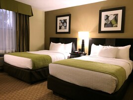 Quarto casal | Escrivaninha, cortinas blackout, ferros/tábuas de passar roupa