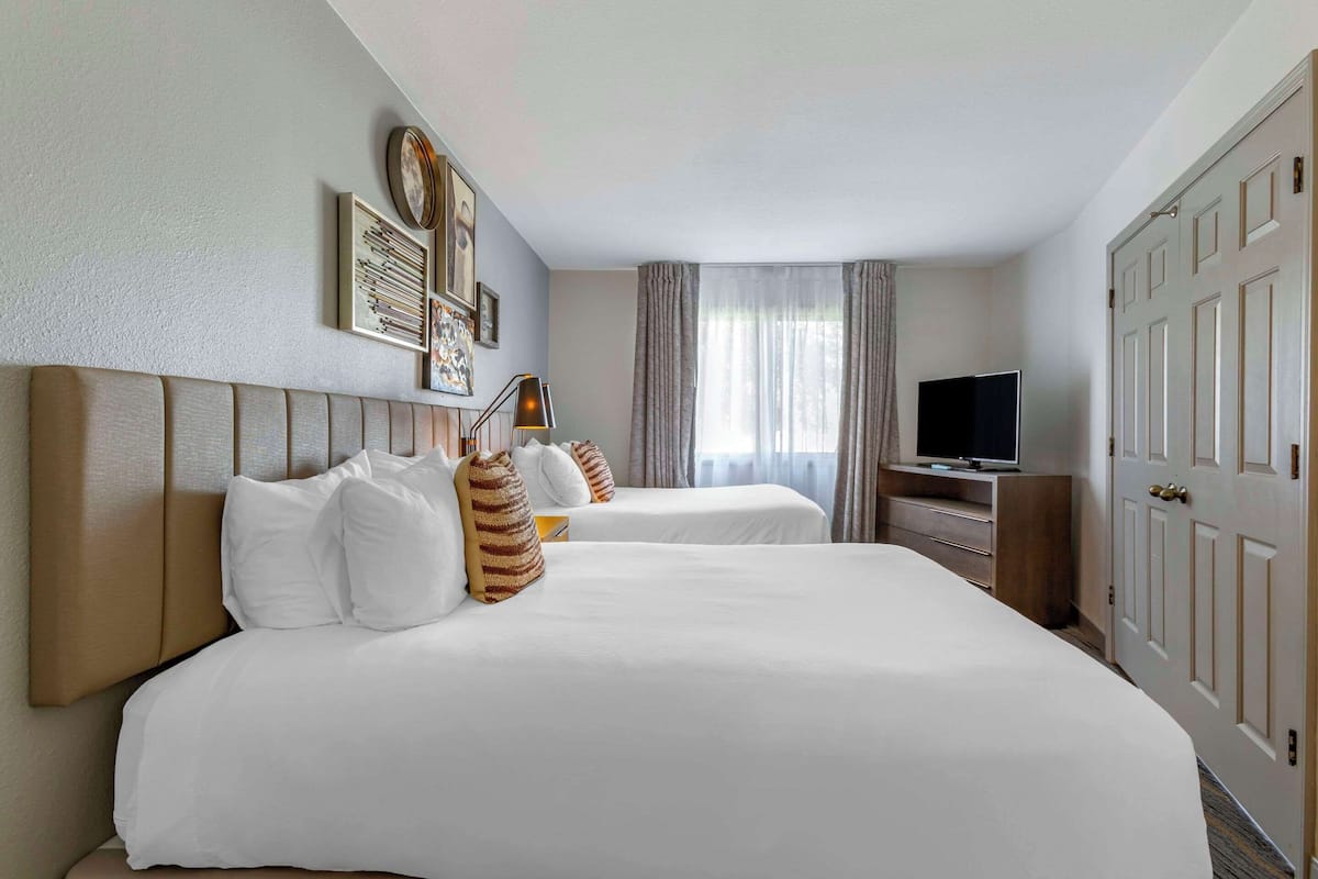 Suite, várias camas, não fumadores (Wet Bar) | 1 quarto, roupa de alta qualidade, camas de colchão pillowtop, minibar