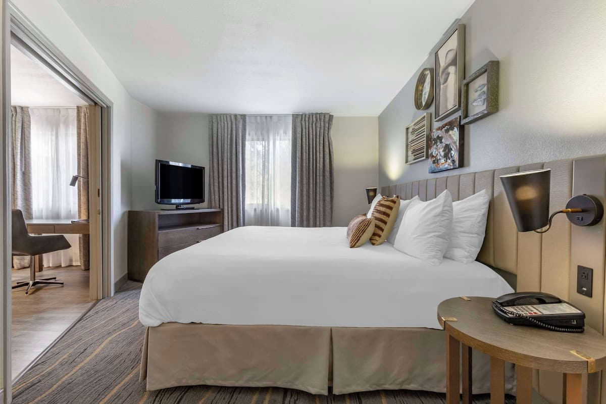 1 quarto, roupa de alta qualidade, camas de colchão pillowtop, minibar