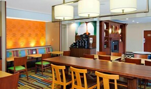 Café da manhã com buffet grátis todos os dias