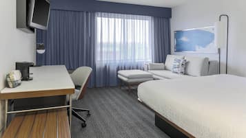 Quarto, 1 cama King e sofá-cama, para não fumantes | 1 quarto, escrivaninha, cortinas blackout, ferros/tábuas de passar roupa