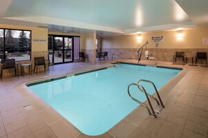 Piscina interna, funciona das 6h às 23h, espreguiçadeiras