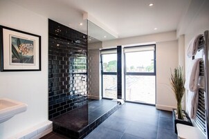 Quarto sênior, 1 cama Queen (Fellows) | Banheiro | Produtos de toalete de grife, secador de cabelo, roupões de banho 