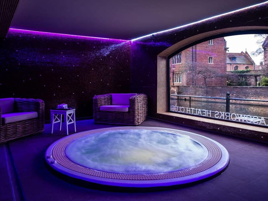 Banheira de hidromassagem interior