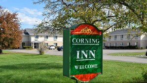 Placa do Corning Inn com uma mensagem de boas-vindas.