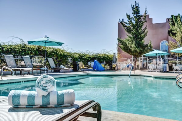 Piscina exterior sazonal, guarda-sóis, espreguiçadeiras 