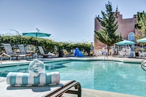 Piscina externa sazonal, guarda-sóis, espreguiçadeiras