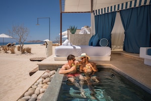 8 piscinas externas, barracas, guarda-sóis