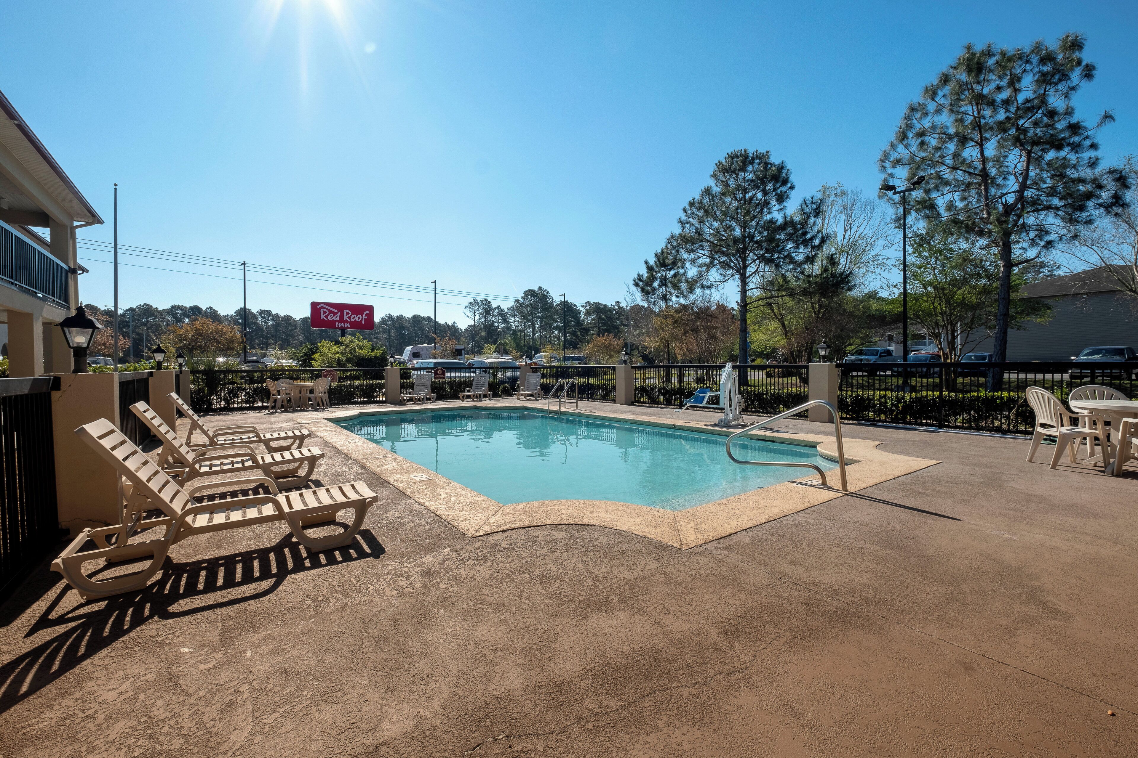 Piscina exterior, guarda-sóis, espreguiçadeiras 