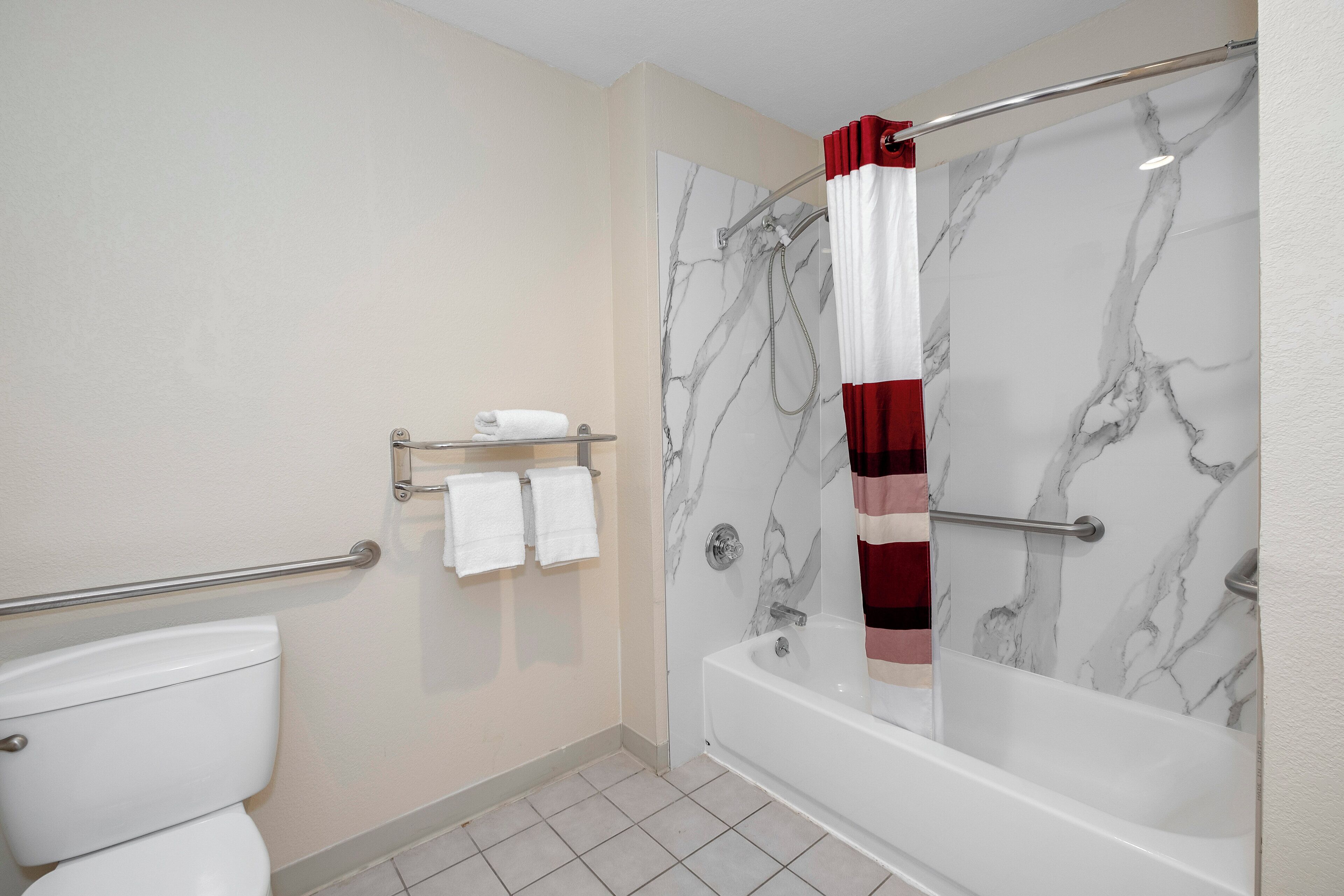 Quarto superior, 1 cama King, acessível, para não fumantes | Banheiro acessível