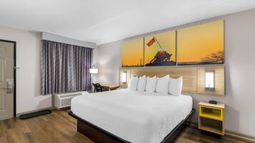 Quarto, 1 cama king-size, acessível | Cofre no quarto, secretária, camas desdobráveis, Wi-fi grátis