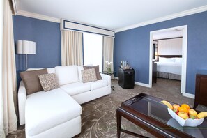 Suíte executiva, 1 cama King | Camas com colchões pillow-top, cofres nos quartos, escrivaninha