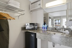 Quarto Standard, 1 cama queen-size | Comodidades da casa de banho | Uma combinação polibã/banheira, artigos de higiene pessoal grátis 